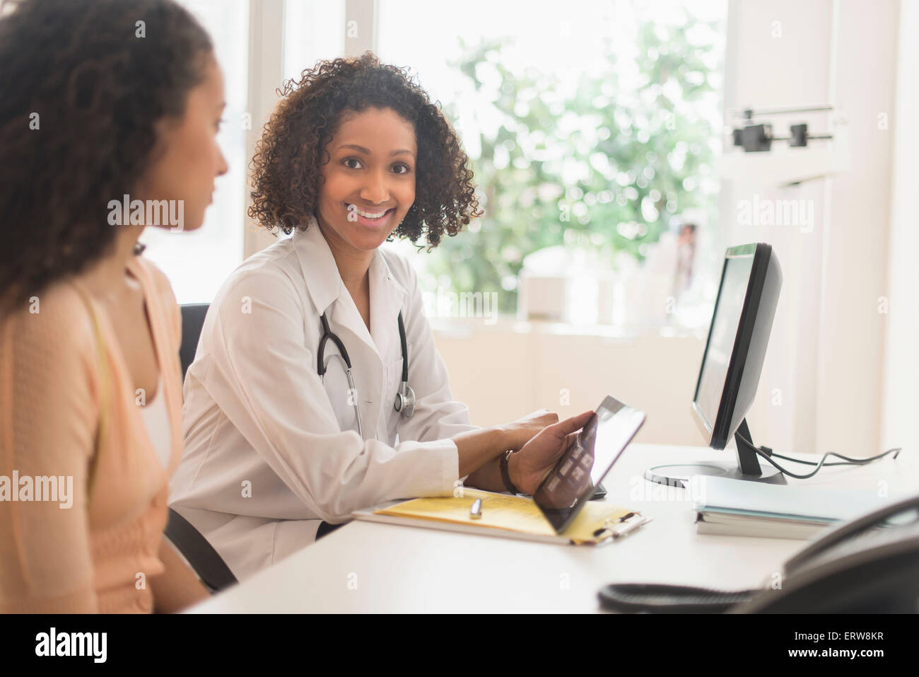 Doctor patient consultation desk office hi-res stock photography and ...