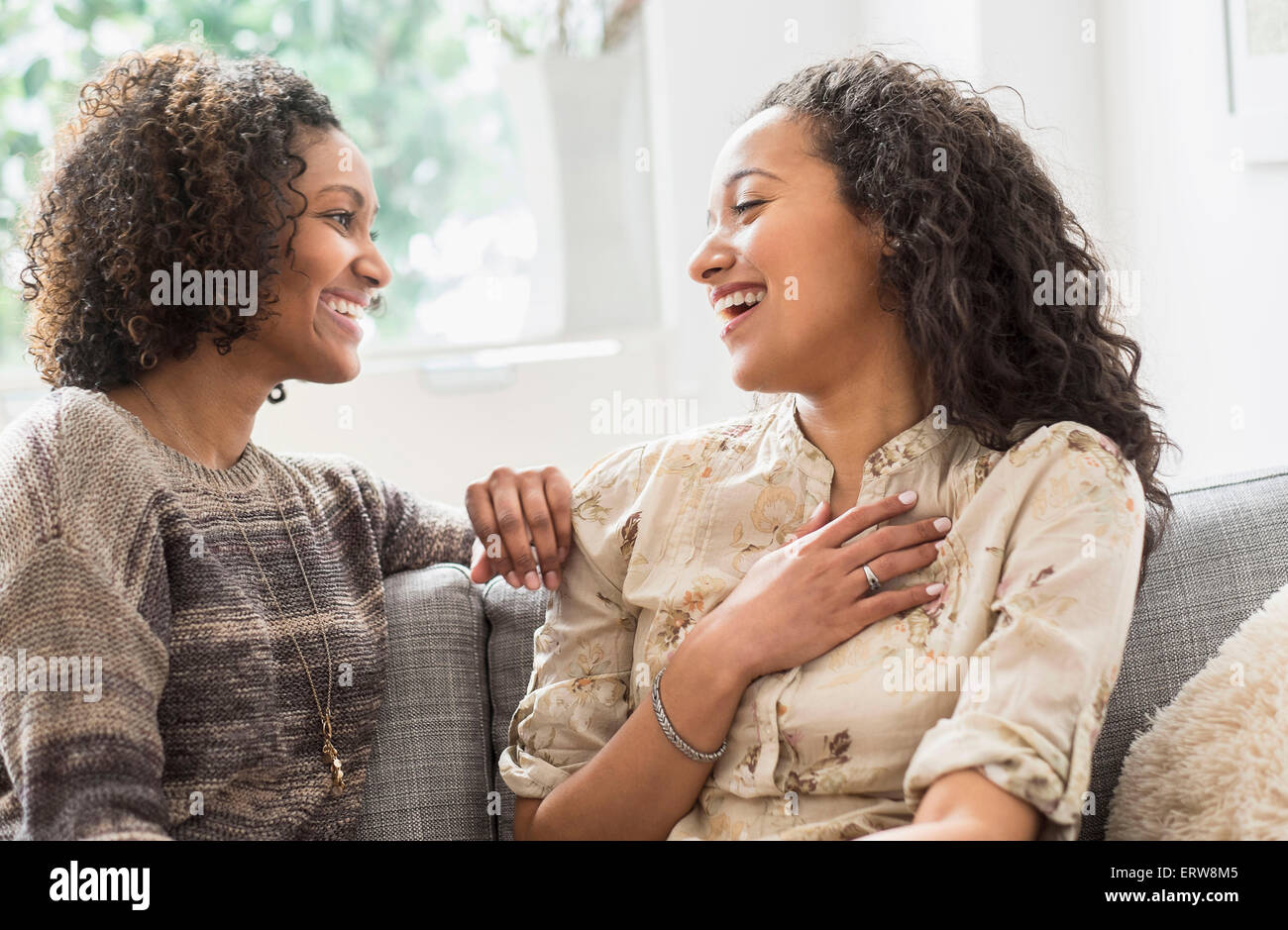 Two people talking on couch hi-res stock photography and images - Alamy