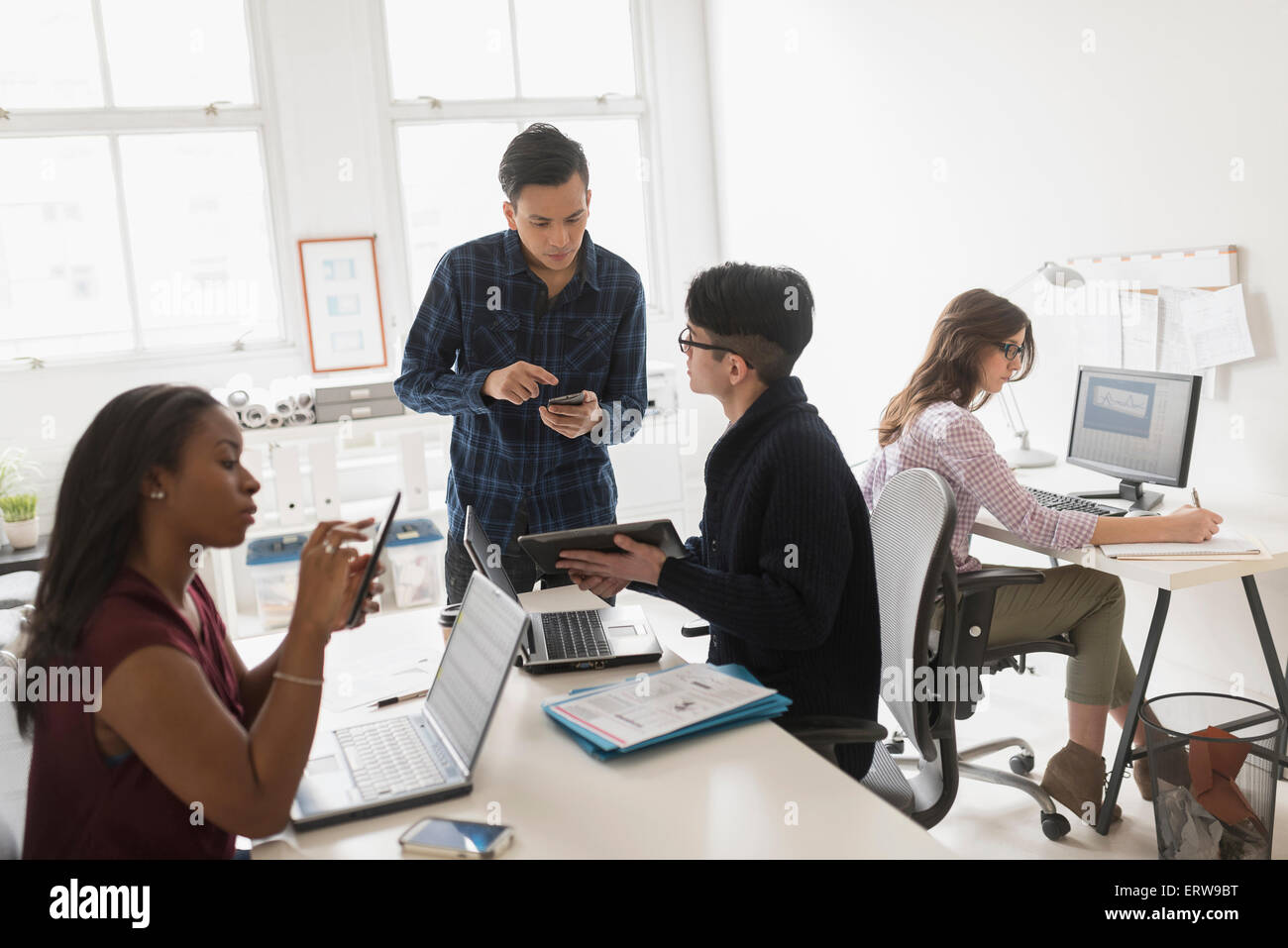 People using technology hi-res stock photography and images - Alamy