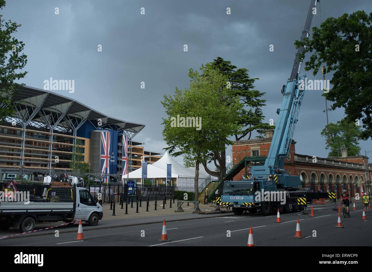 Outside ascot racecourse hi-res stock photography and images - Alamy