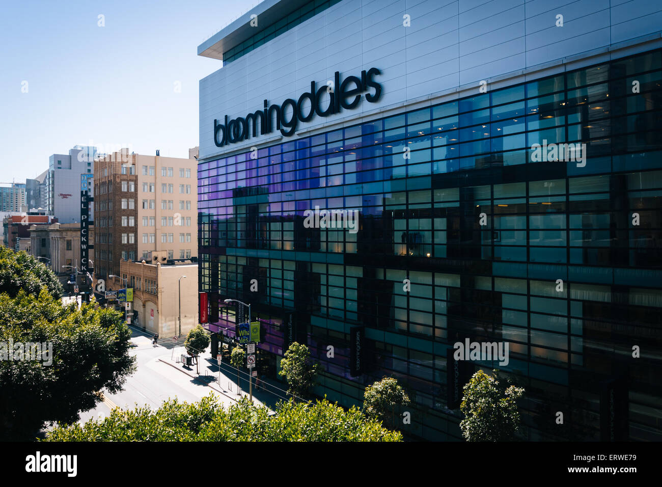Skyline and street buildings hi-res stock photography and images - Alamy