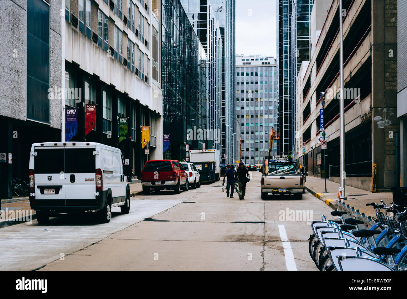 Street and buildings in downtown Pittsburgh, Pennsylvania Stock Photo ...