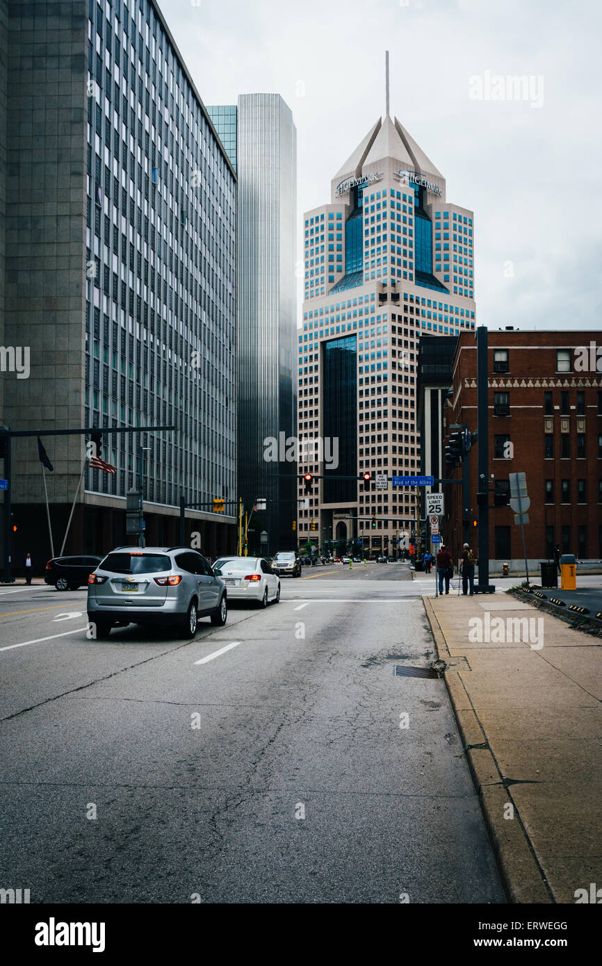 Street and buildings in downtown Pittsburgh, Pennsylvania Stock Photo ...