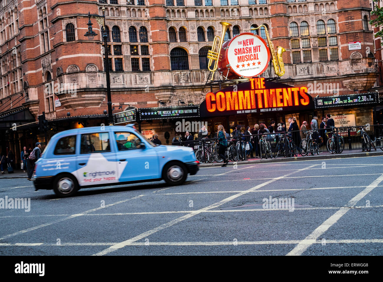 Cambridge circus london hi-res stock photography and images - Alamy