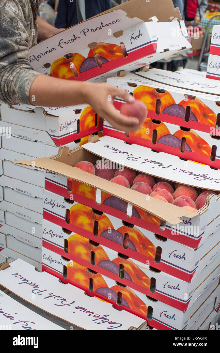 Peaches container box hi-res stock photography and images - Alamy