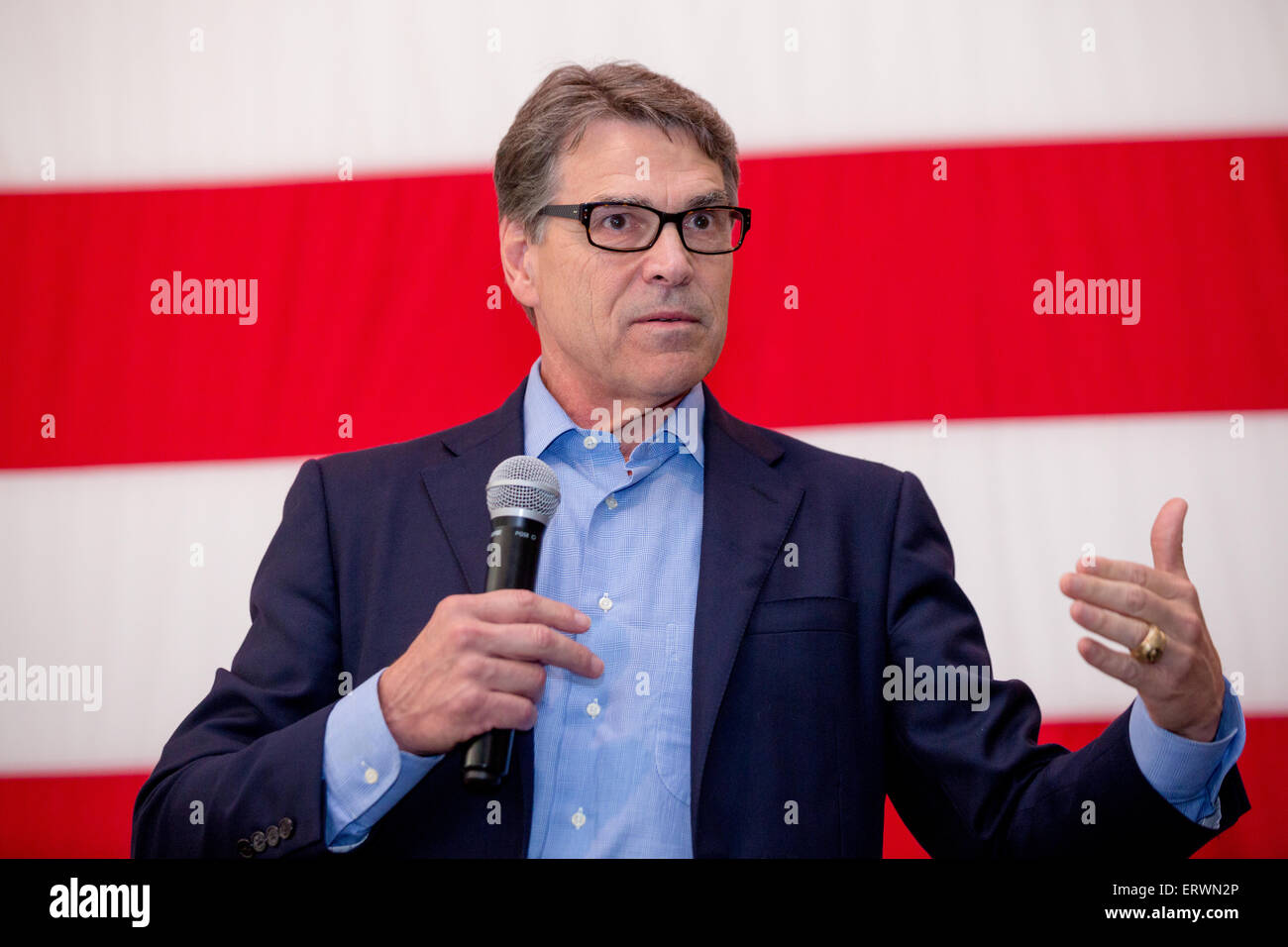 Former Texas Governor and GOP presidential hopeful Rick Perry addresses ...