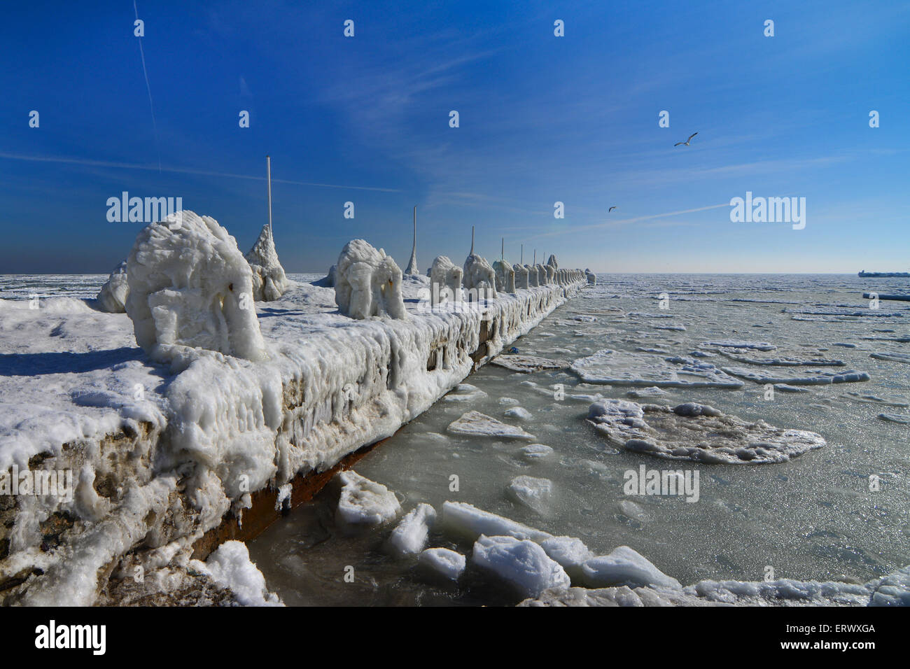 Frozen ice ocean coast and blue sky - polar winter pier Stock Photo - Alamy