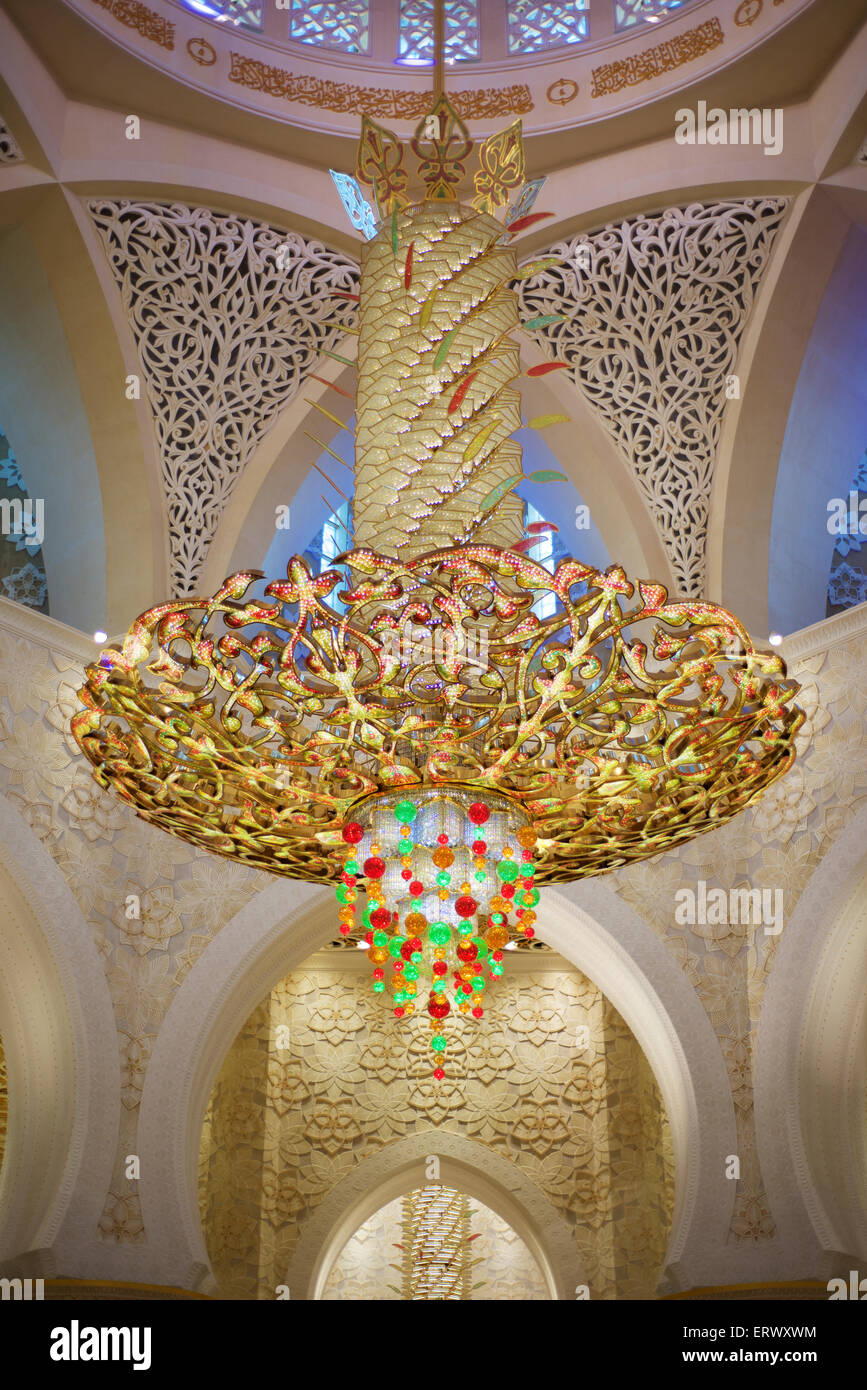 Chandelier in prayer hall of Sheikh Zayed Grand Mosque Stock Photo - Alamy