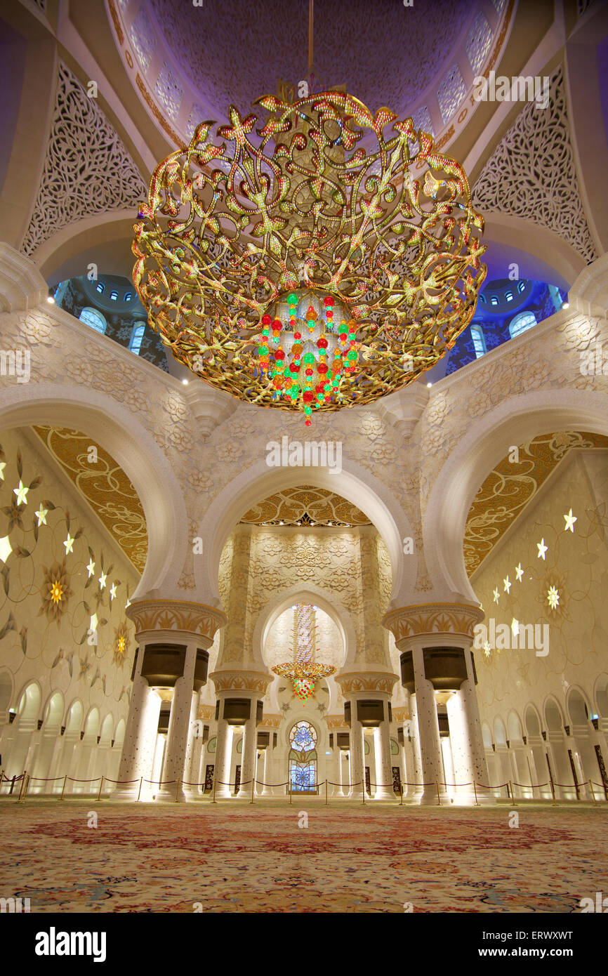 Chandelier in prayer hall of Sheikh Zayed Grand Mosque Stock Photo - Alamy