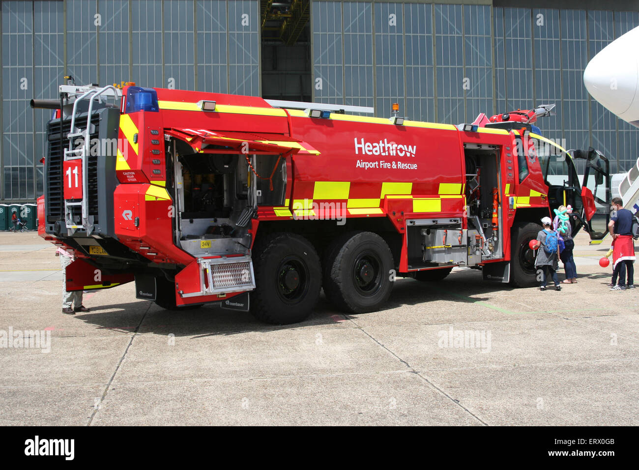 HEATHROW FIRE ENGINE TRICK TENDER Stock Photo - Alamy