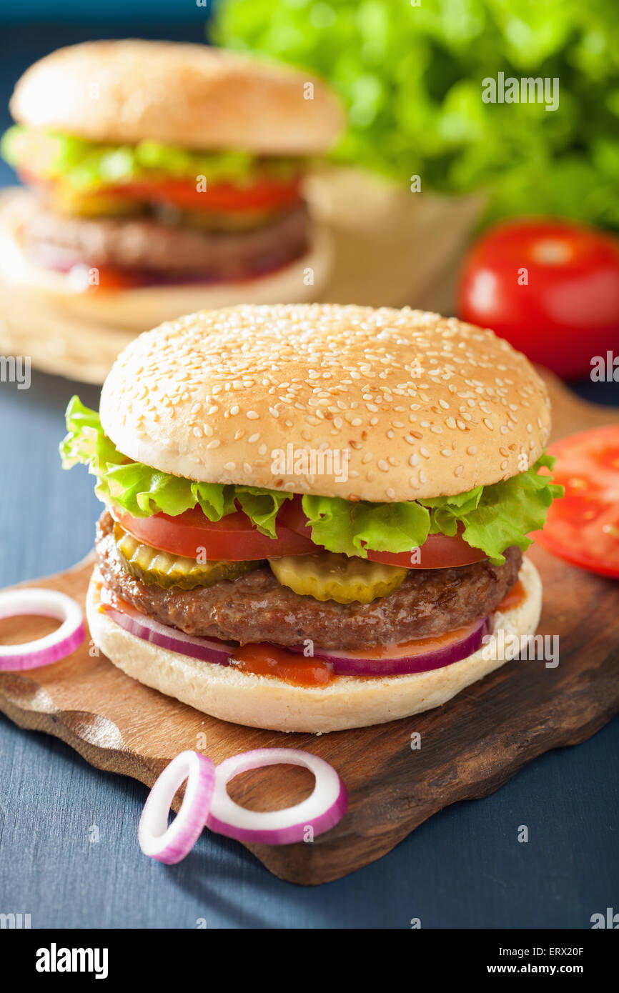 burger with beef patty lettuce onion tomato ketchup Stock Photo - Alamy