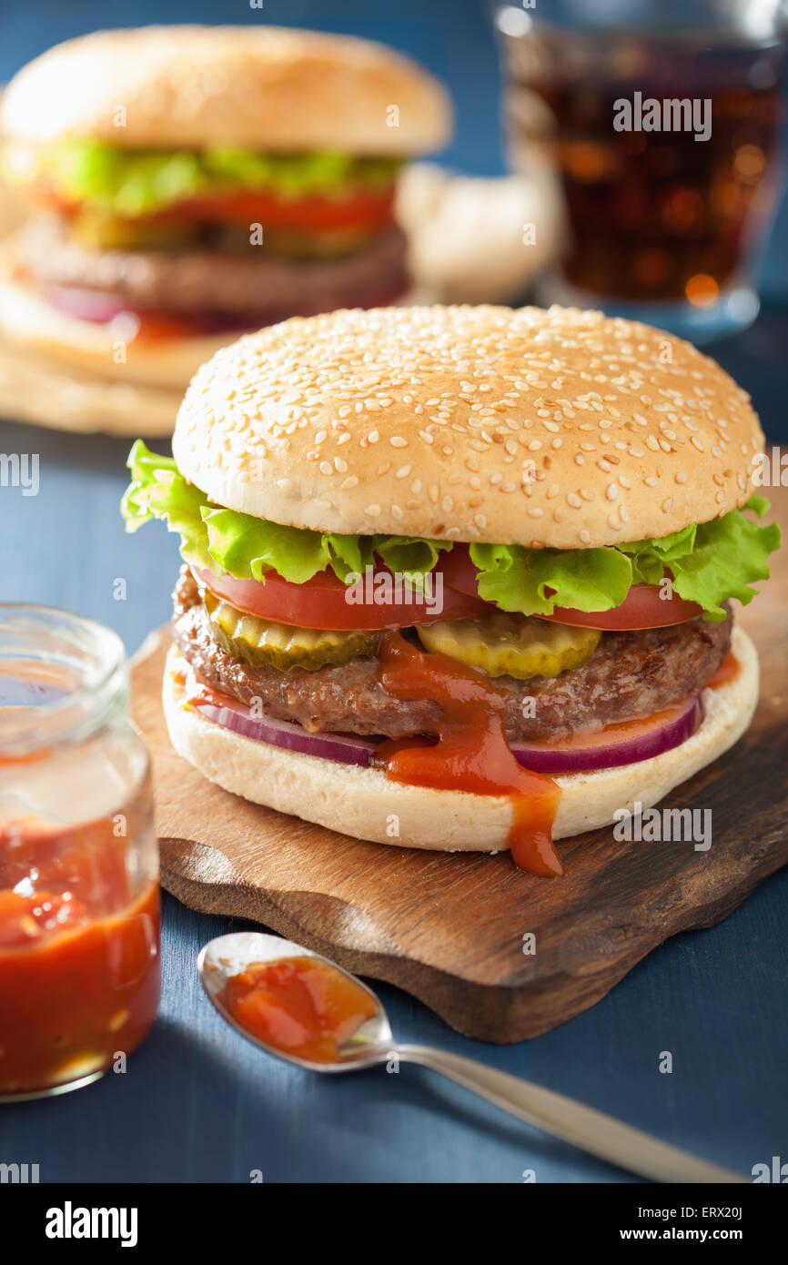burger with beef patty lettuce onion tomato ketchup Stock Photo - Alamy