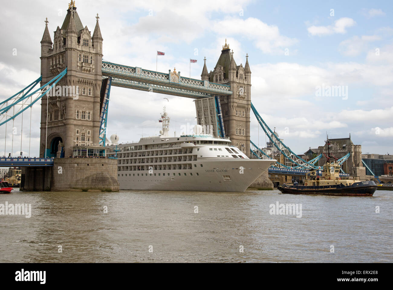 Tug tower bridge hi-res stock photography and images - Alamy