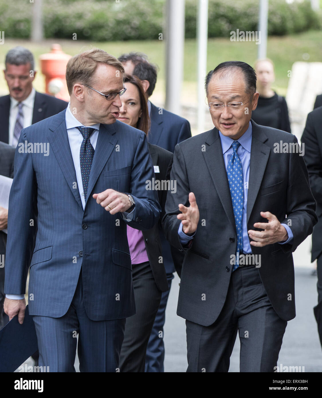 Bundesbank President Jens Weidmann (L) and Jim Yong Kim, President of ...