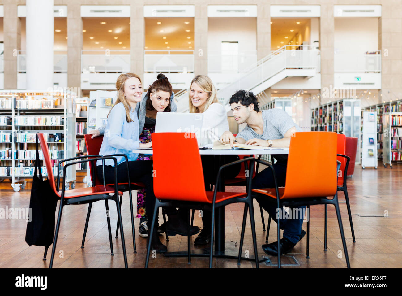 Learners library discussion hi-res stock photography and images - Alamy
