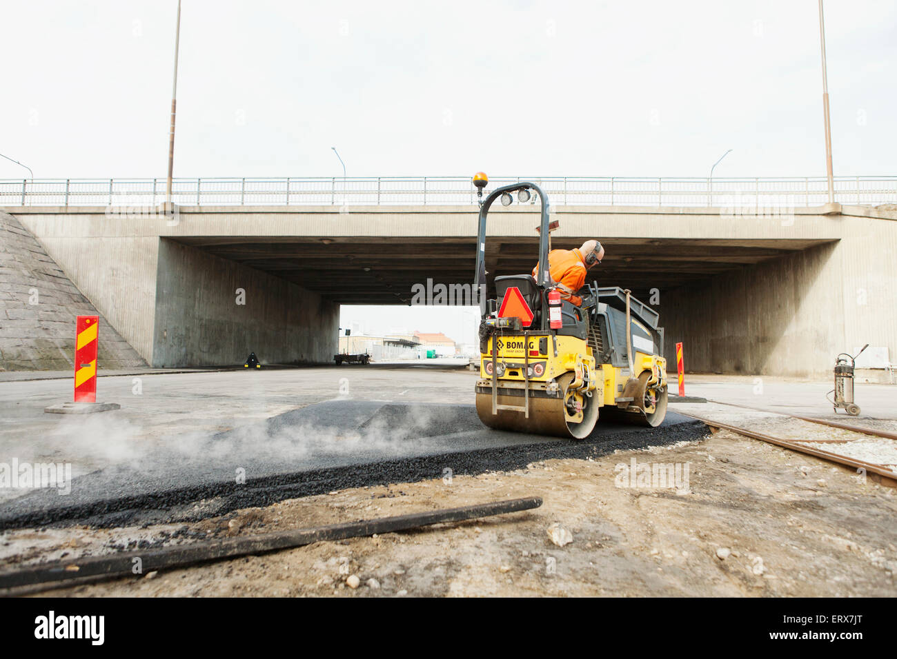 Male construction workers tar hi-res stock photography and images - Alamy