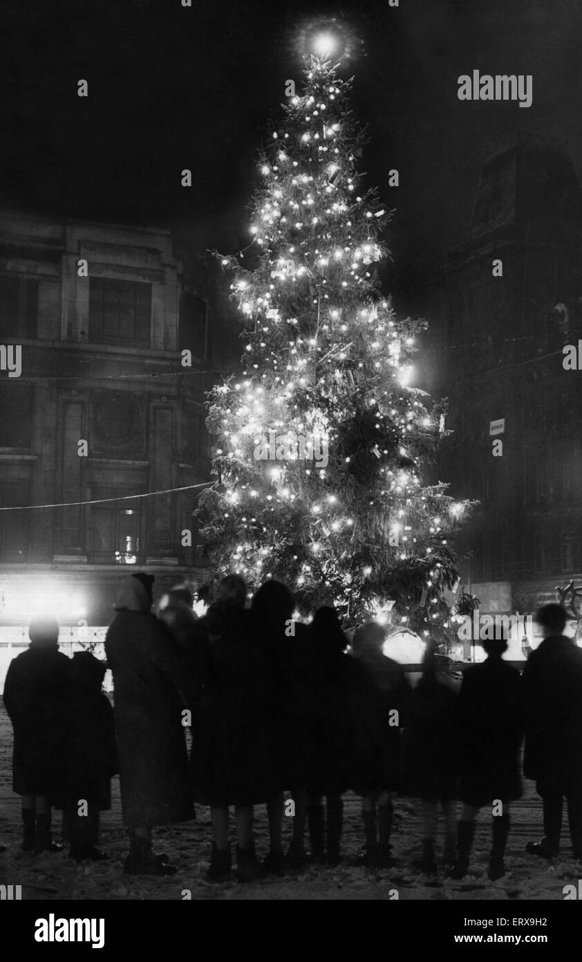 1950s christmas family tree hi-res stock photography and images - Alamy