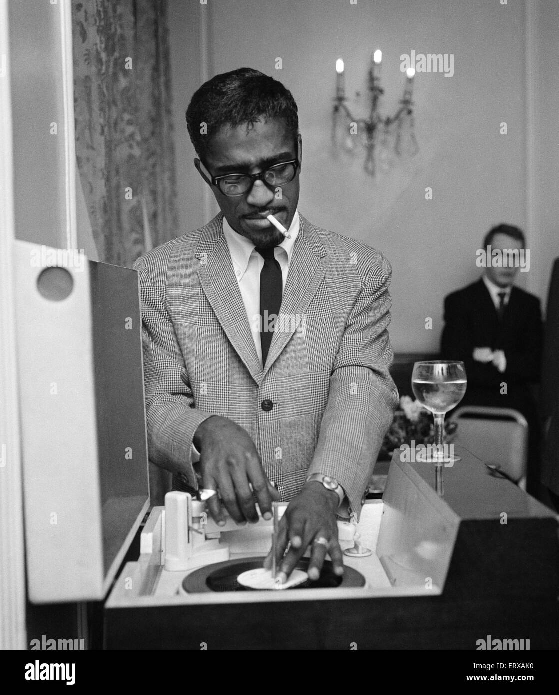 American singer Sammy Davis Jnr. puts on a record in a London ...