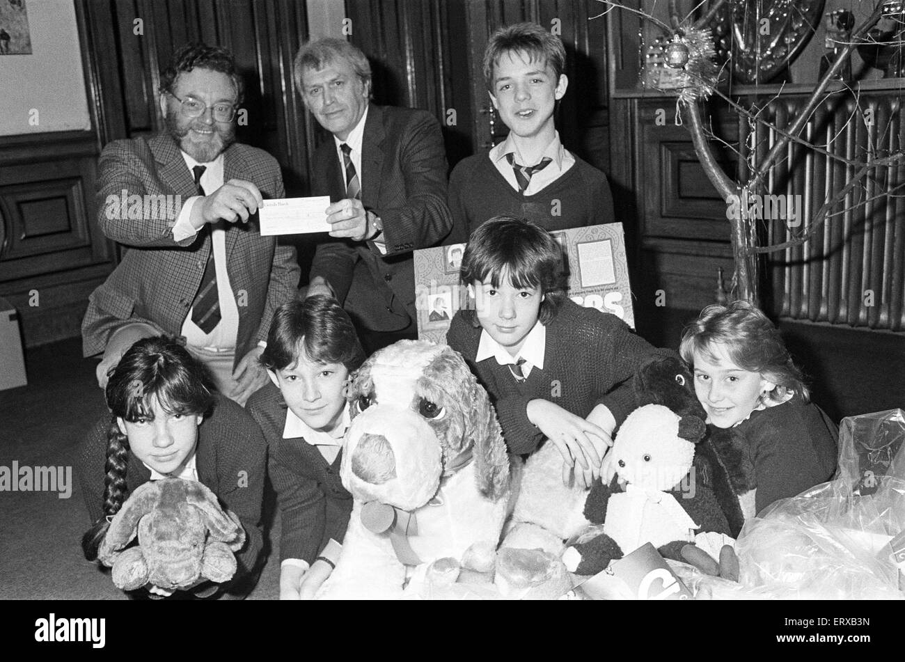 Royds Hall High School head Peter Clarkson presenting ¿40 cheque to ...