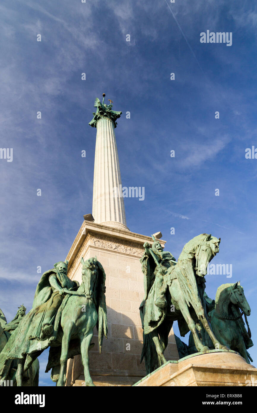 Bronze statues in town square hi-res stock photography and images - Alamy
