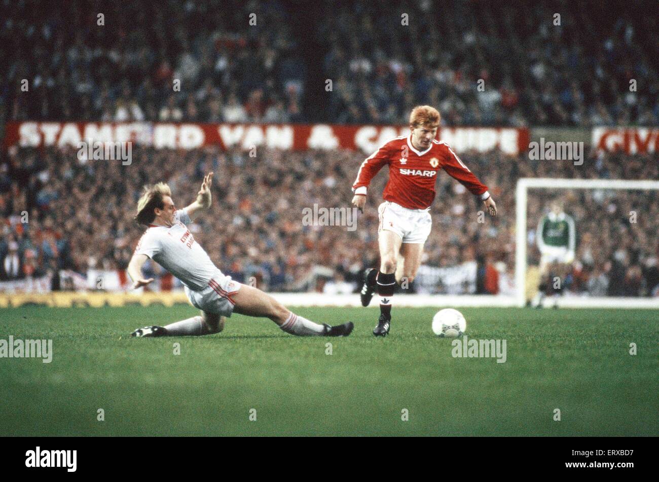 Liverpool's Steve McMahon and Manchester United's Gordon Strachan ...