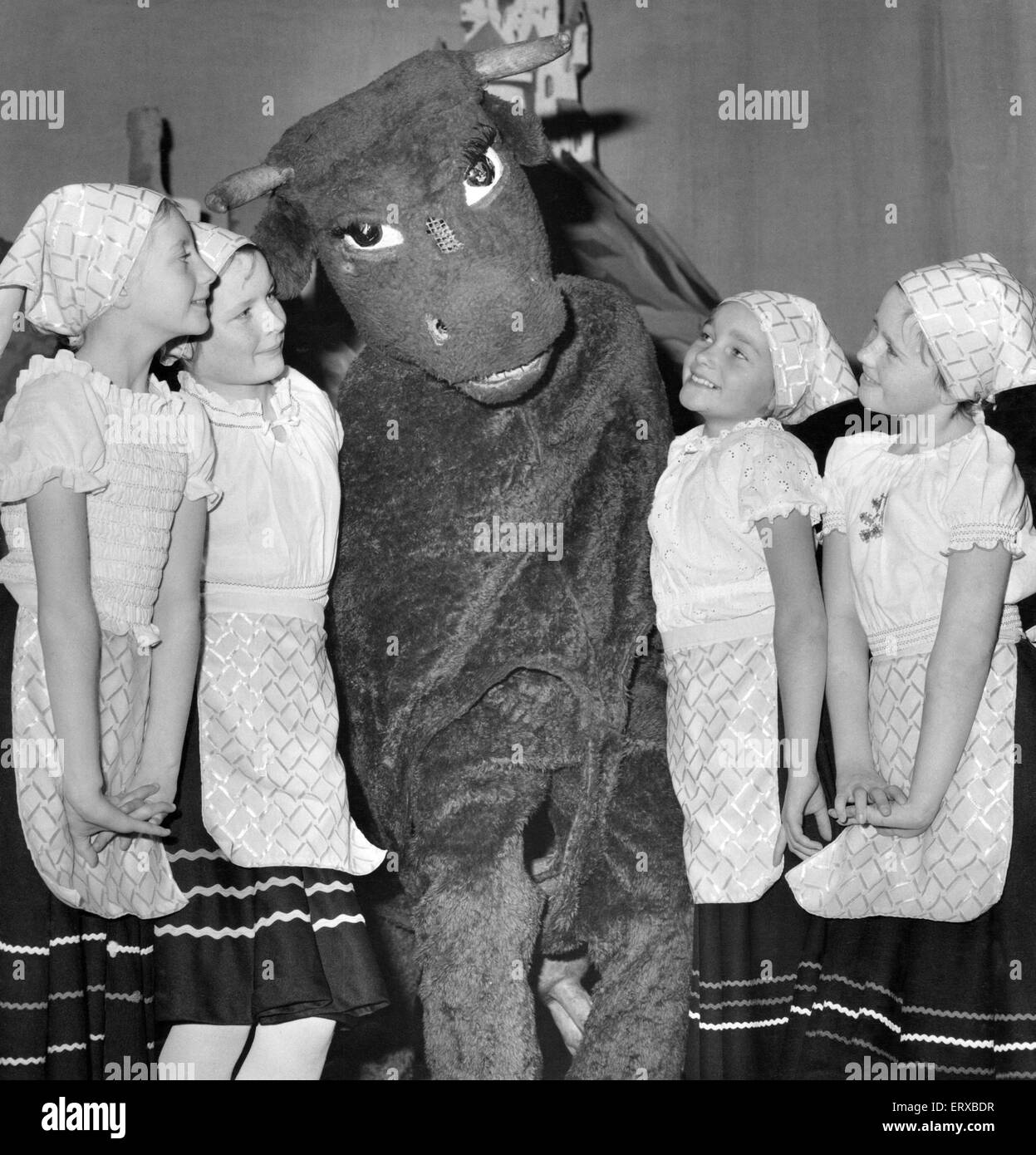 Maisie the cow with Jackie Crombie, (9 years), Sharon Smith (9 years ...