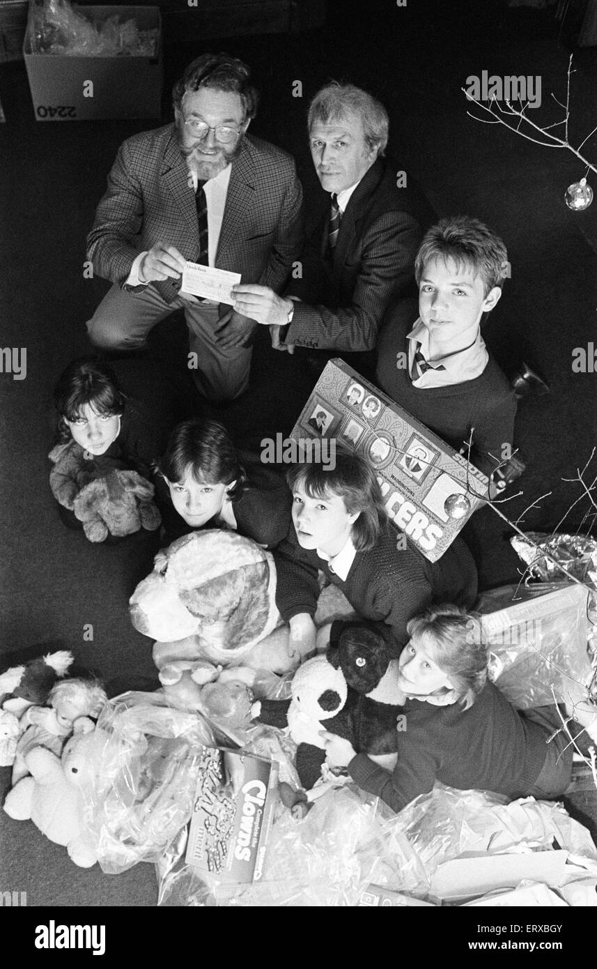 Royds Hall High School head Peter Clarkson presenting ¿40 cheque to ...