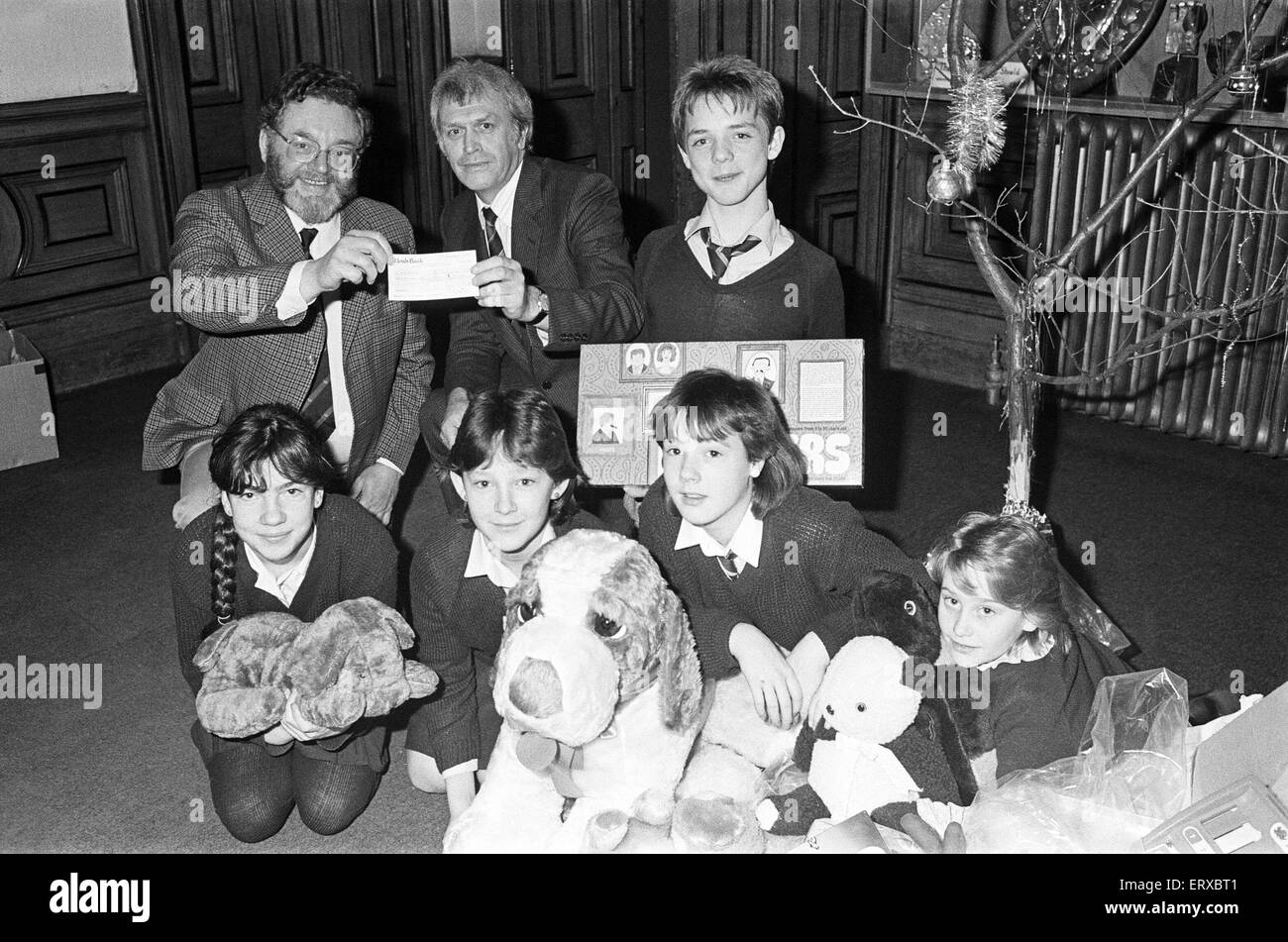 Royds Hall High School head Peter Clarkson presenting ¿40 cheque to ...