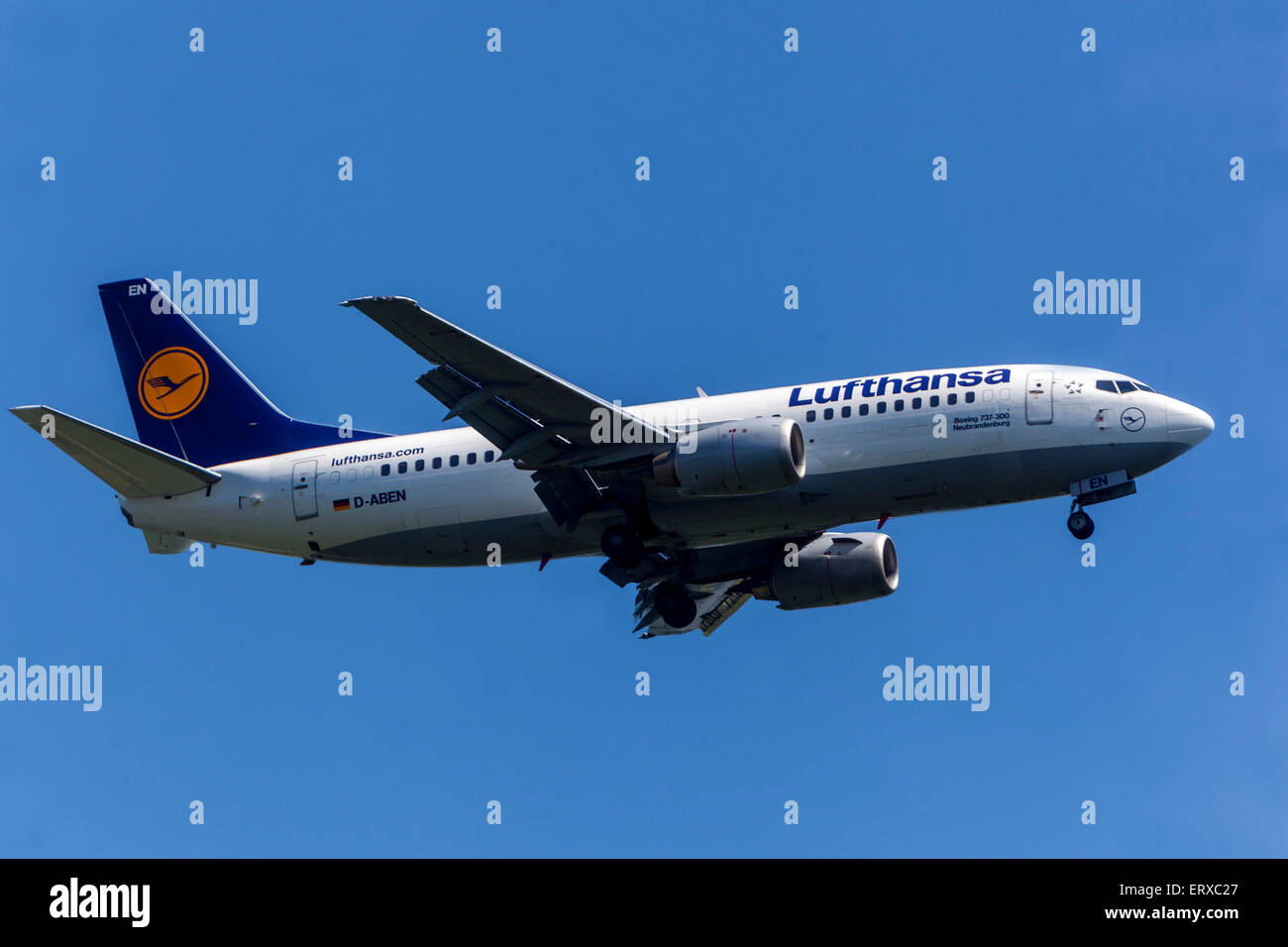 Side view 737 hi-res stock photography and images - Alamy