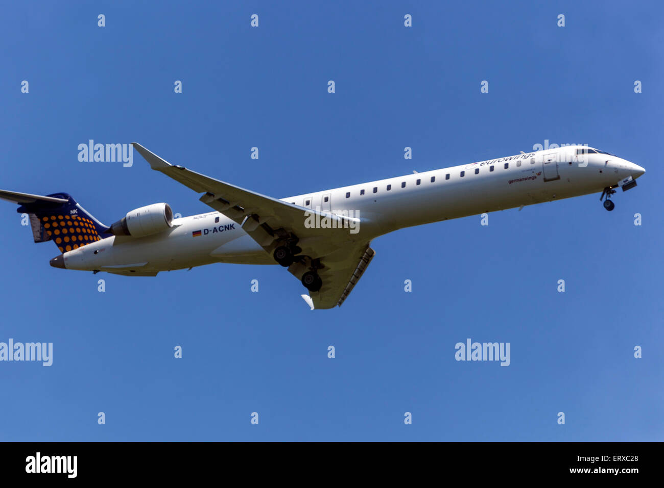 Bombardier crj 900 aircraft hi-res stock photography and images - Alamy
