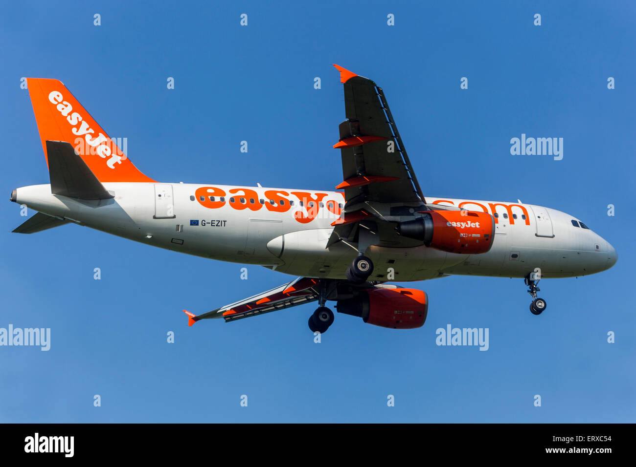 Easyjet aircraft landing Stock Photo - Alamy