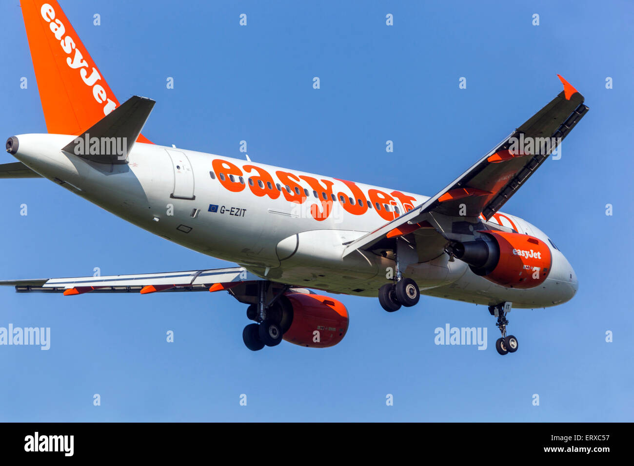 Easyjet plane landing hi-res stock photography and images - Alamy