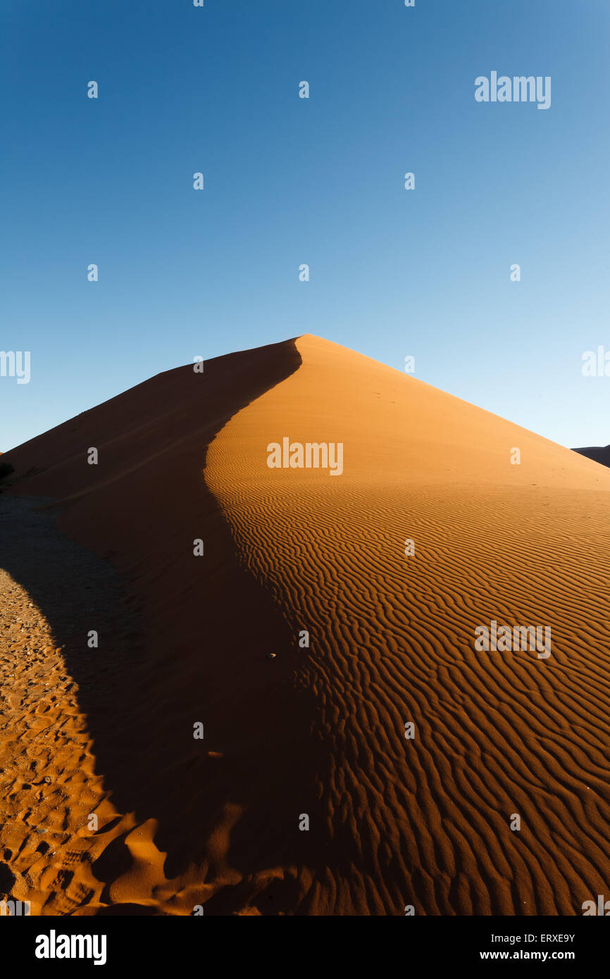 Red dunes on the road to Sossusvlei, Namibia Stock Photo - Alamy