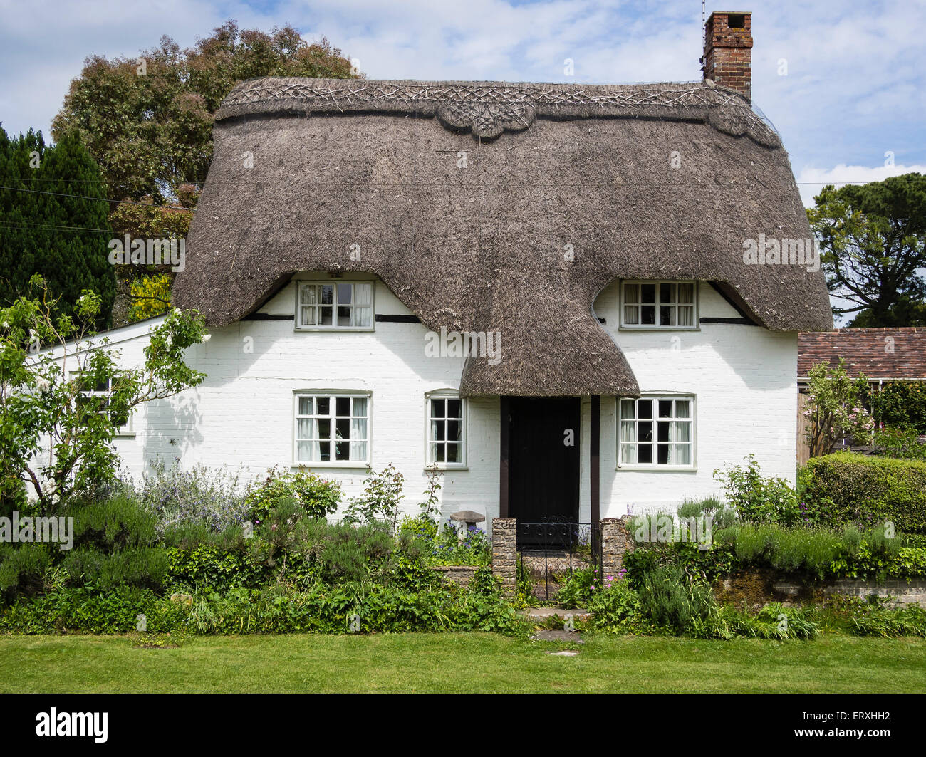 Old cottage in england hi-res stock photography and images - Alamy