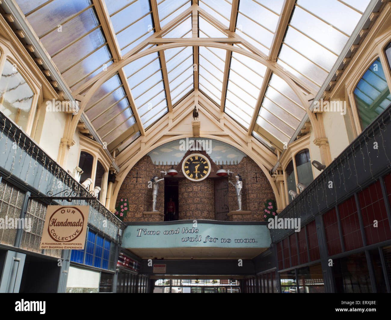 Grand arcade clock hi-res stock photography and images - Alamy