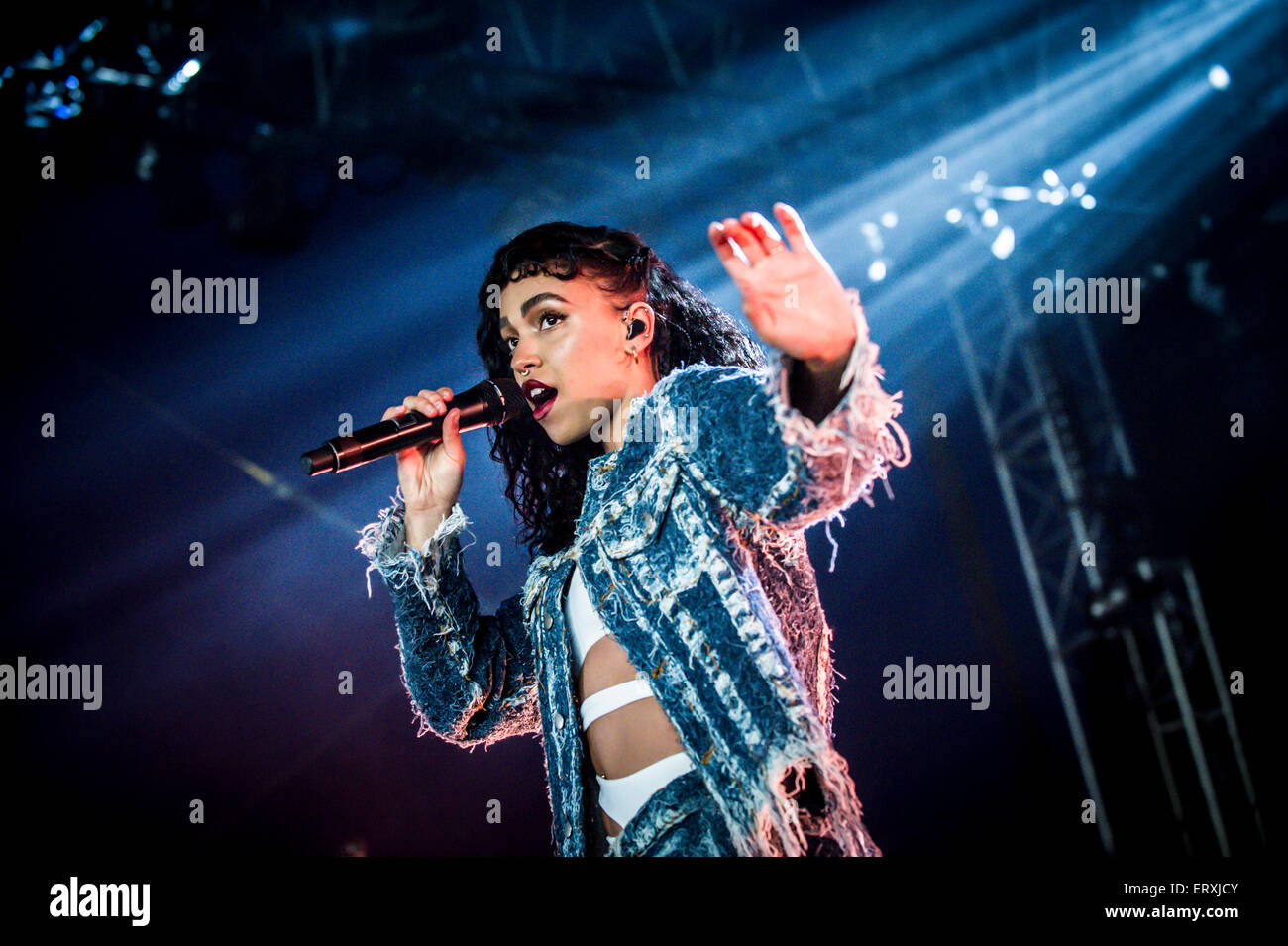 Fka twigs singer hi-res stock photography and images - Alamy