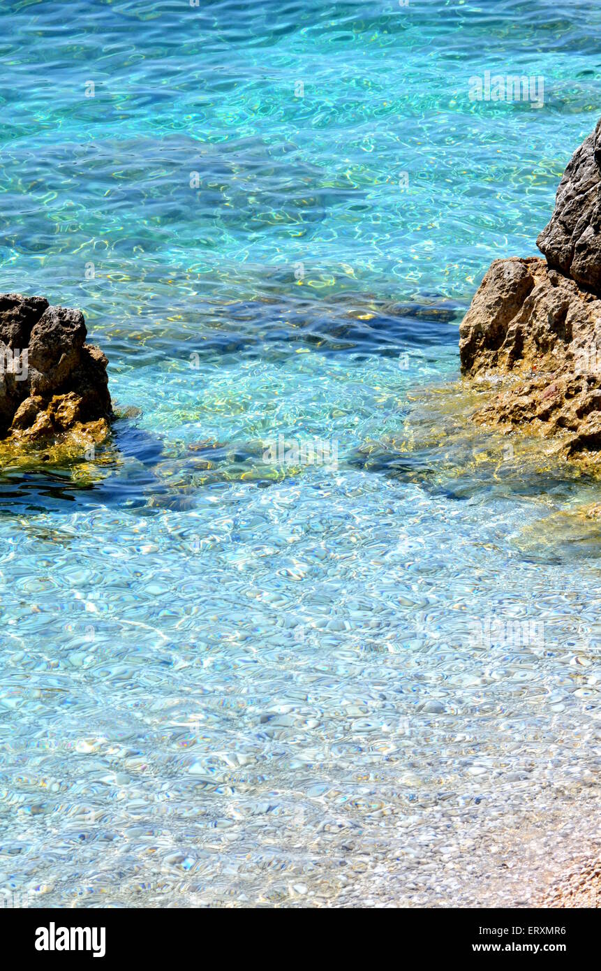 Beach by rocks hi-res stock photography and images - Alamy