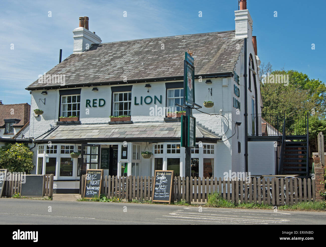 The red lion pub and restaurant hi-res stock photography and images - Alamy