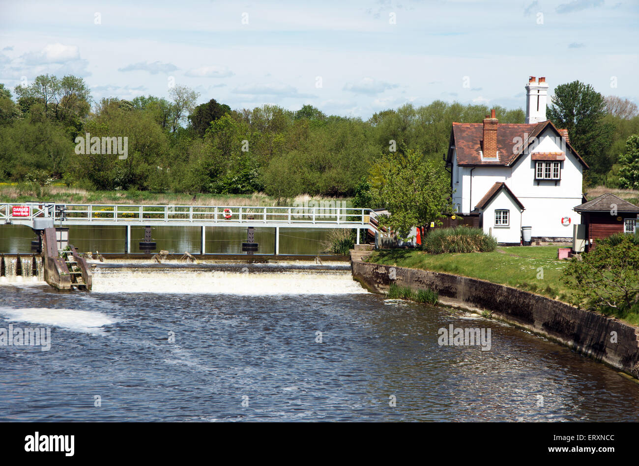 Goring Oxfordshire River Thames Lock Keepers House Stock Photo - Alamy