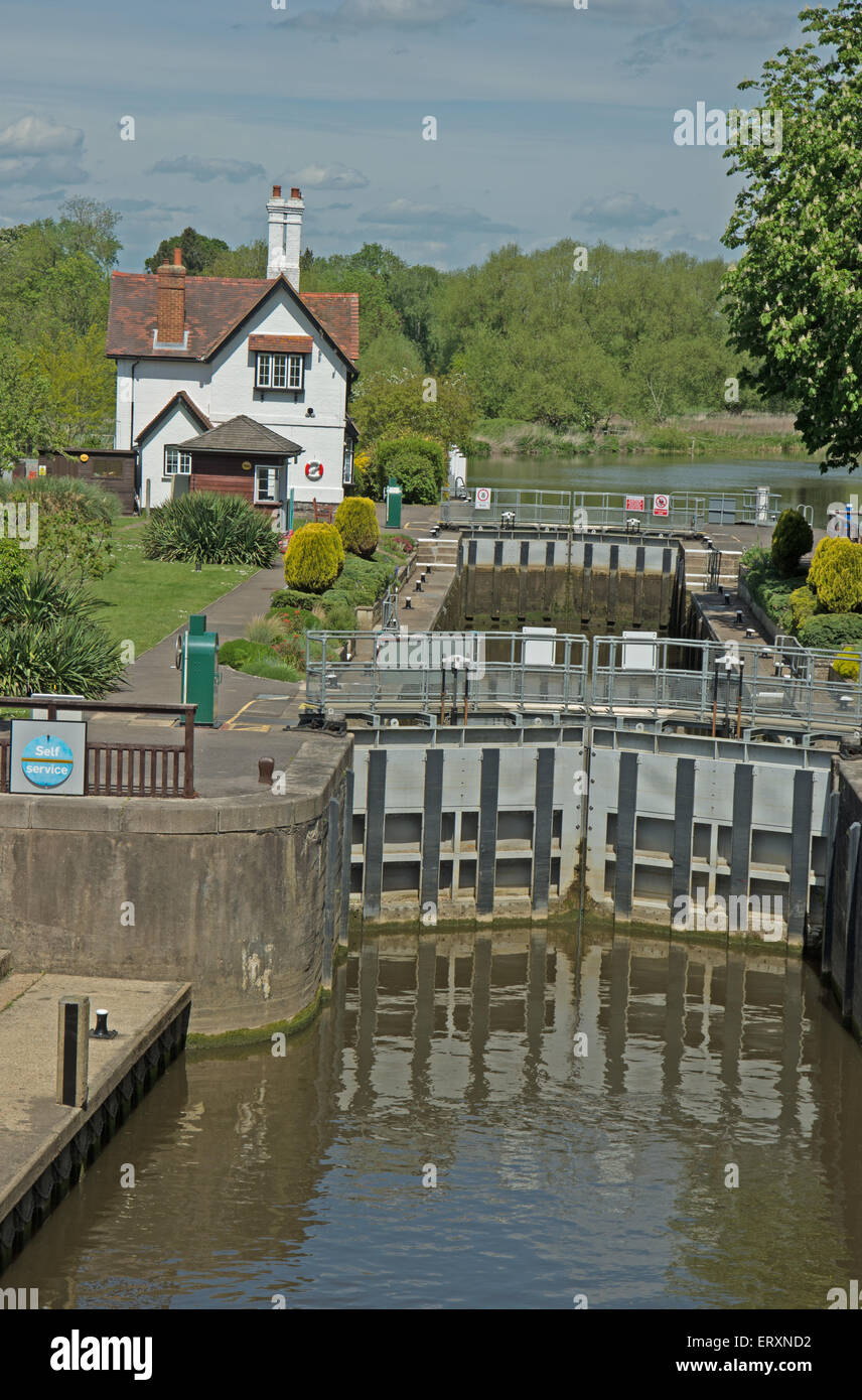 Goring Oxfordshire River Thames Lock, Keepers House Stock Photo - Alamy