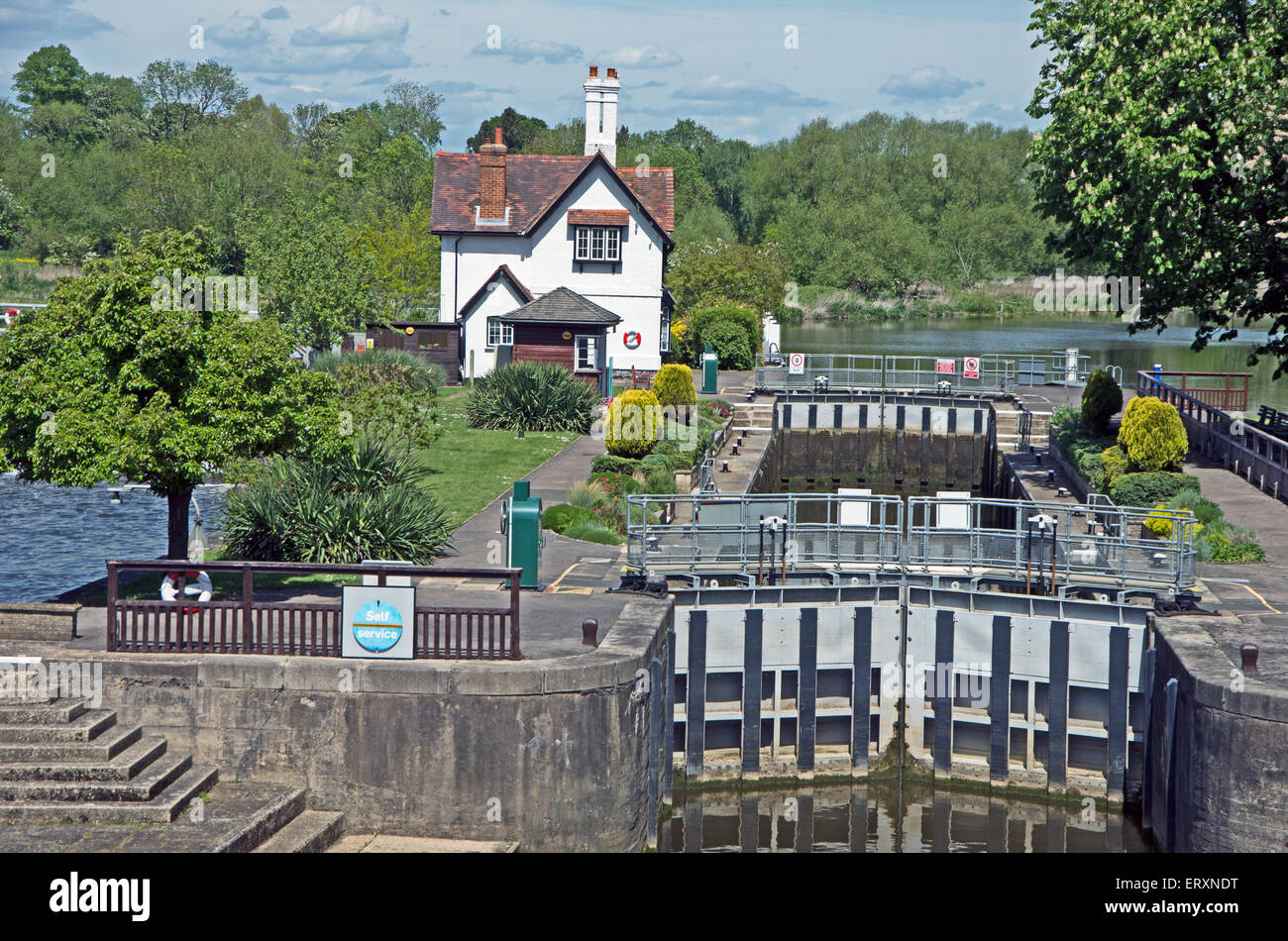 Goring Oxfordshire River Thames Lock Keepers and House Stock Photo - Alamy
