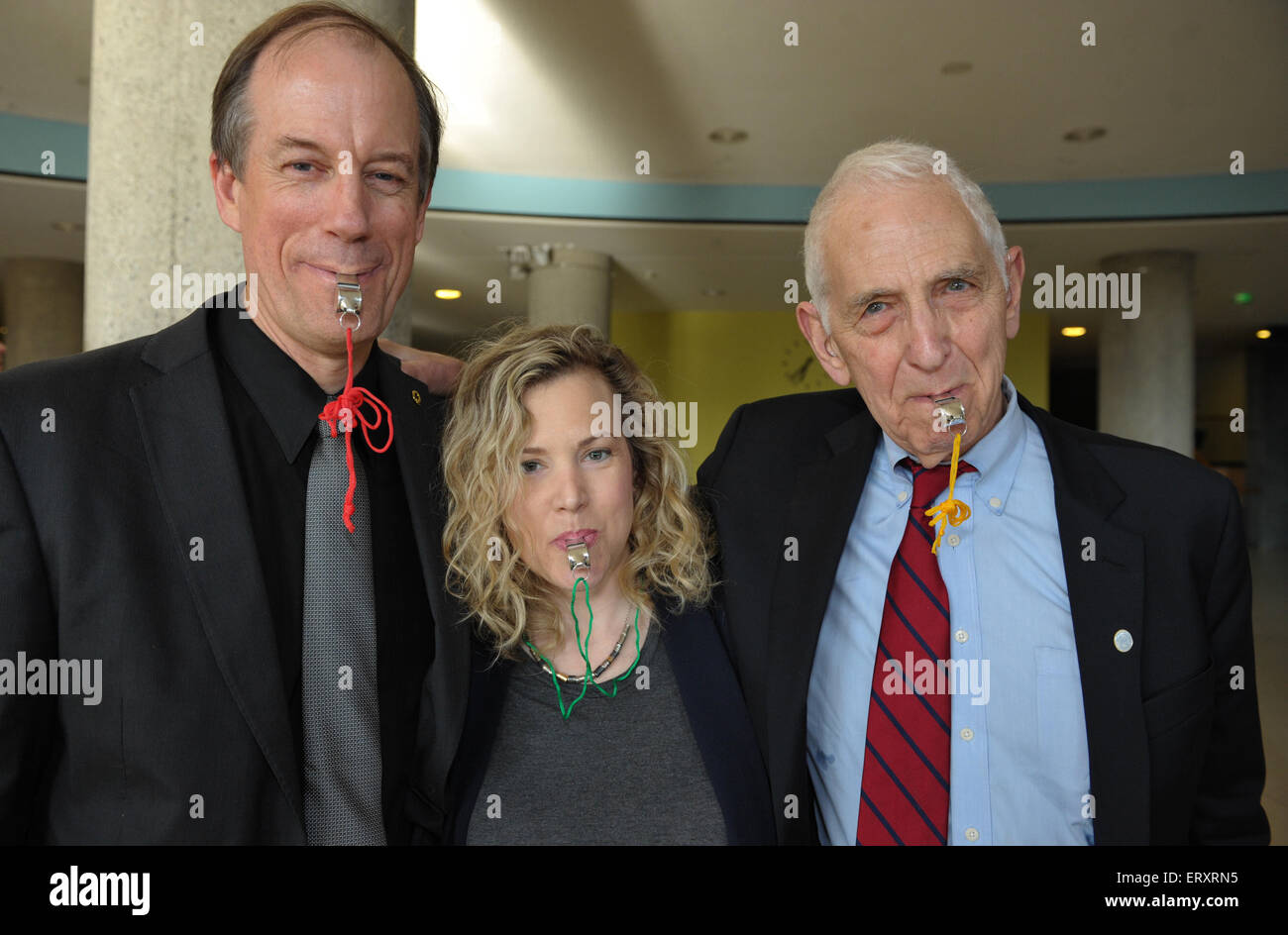 DPA ECLUSIVE - The US whistleblower (l-r) Thomas Drake, lawyer Jesselyn ...