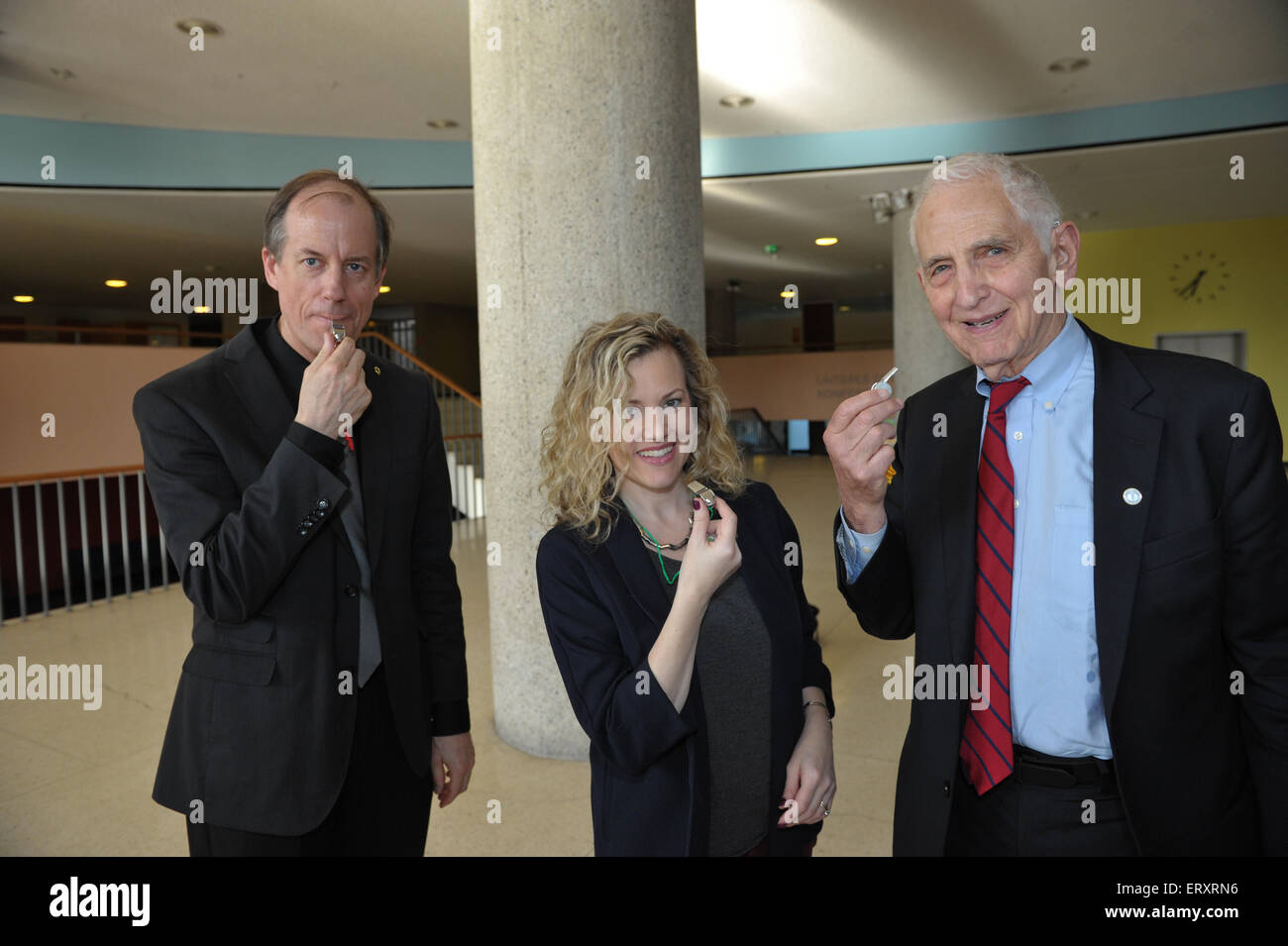 DPA ECLUSIVE - The US whistleblower (l-r) Thomas Drake, lawyer Jesselyn ...