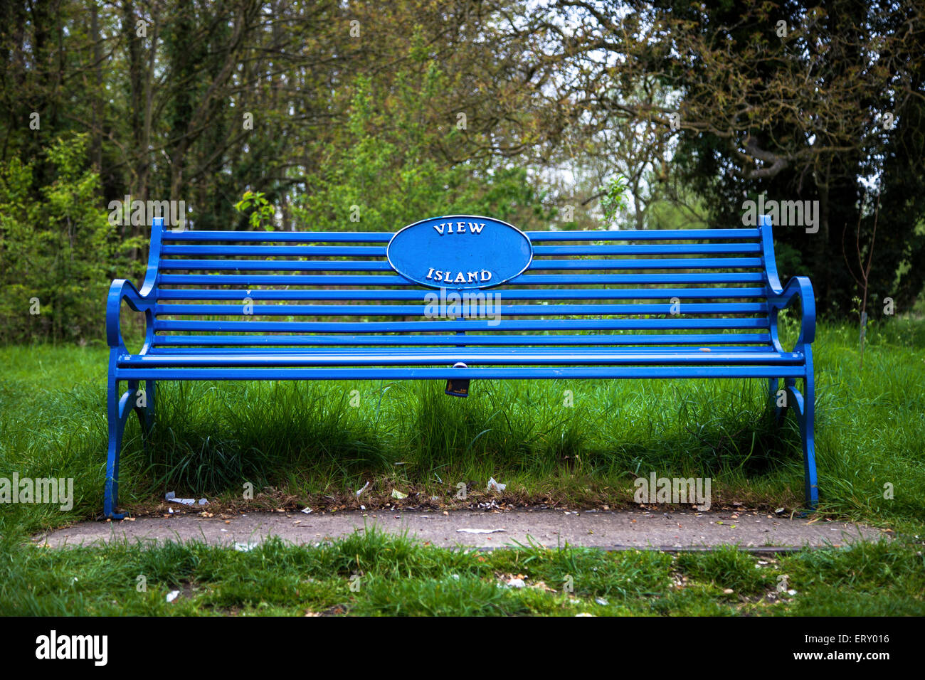 Park bench in Reading, Berkshire Stock Photo - Alamy