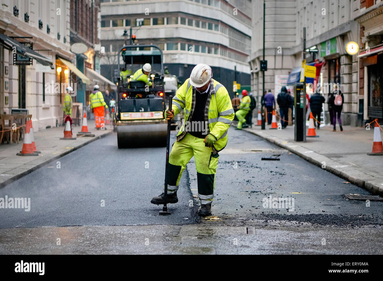 Crew working hi hi-res stock photography and images - Alamy