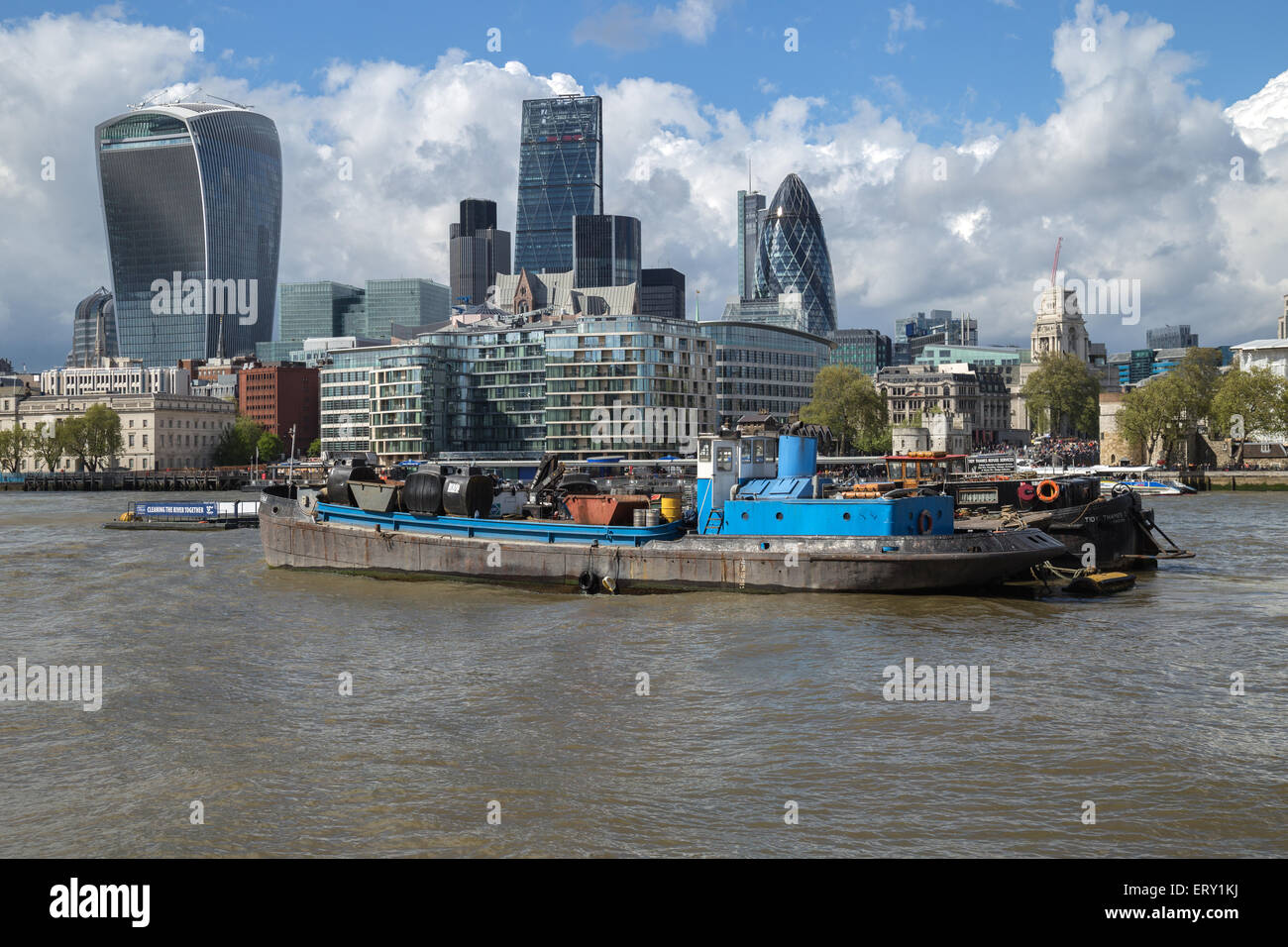 Thames refuse barges hi-res stock photography and images - Alamy