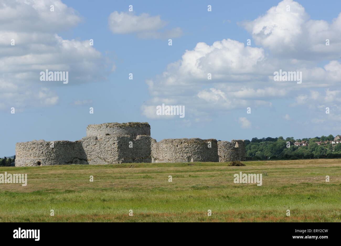 Camber Castle with the town of Winchelsea in the background. Rye ...