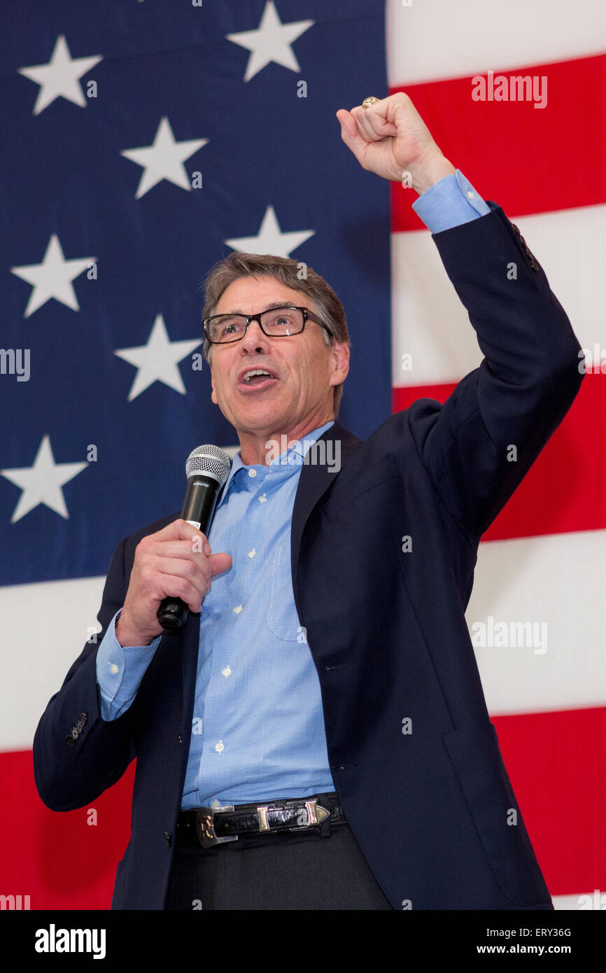 Former Texas Governor and GOP presidential hopeful Rick Perry addresses ...