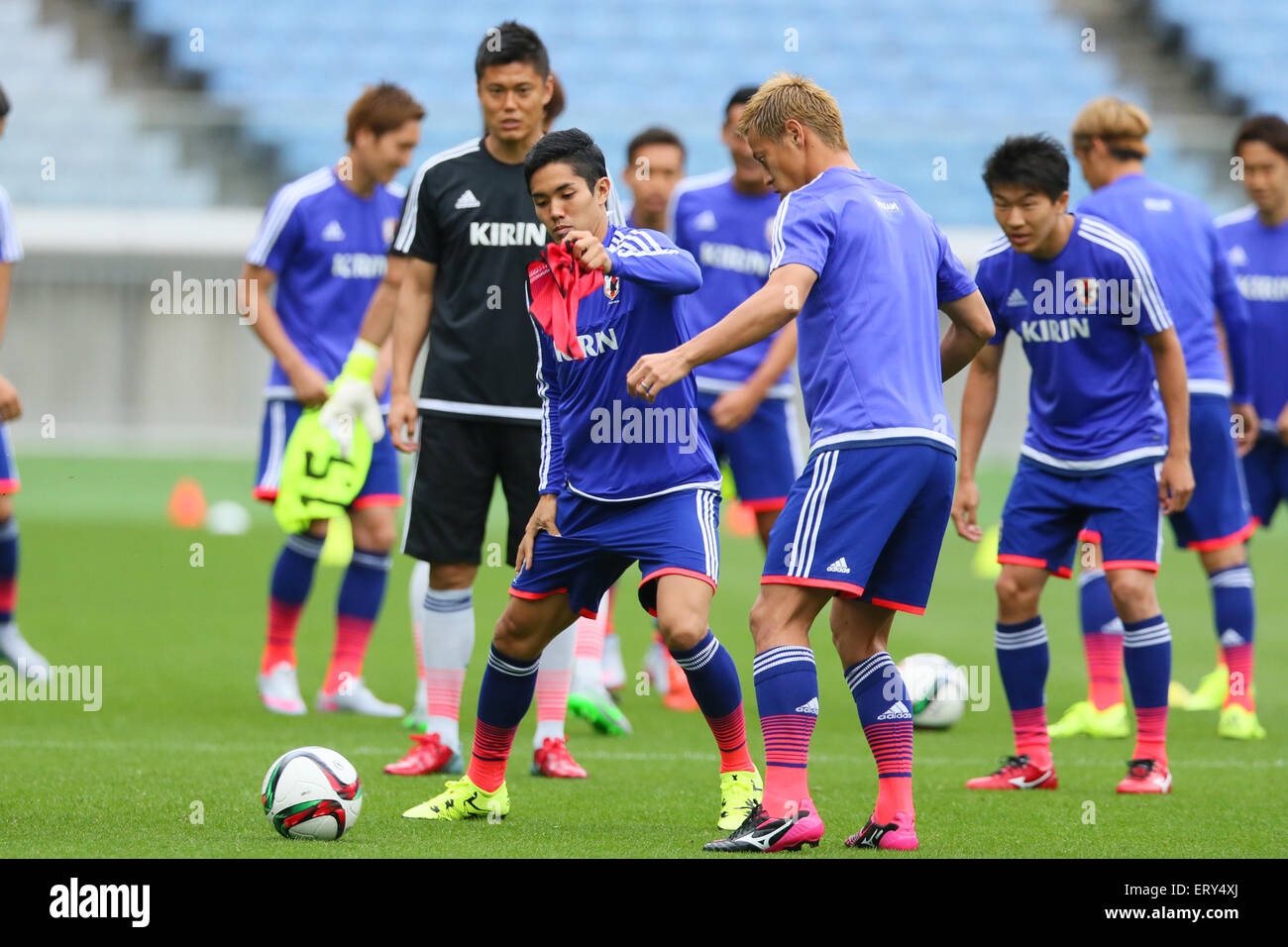 Kanagawa, Japan. 9th June, 2015. (L-R) Yoshinori Muto, Keisuke Honda ...