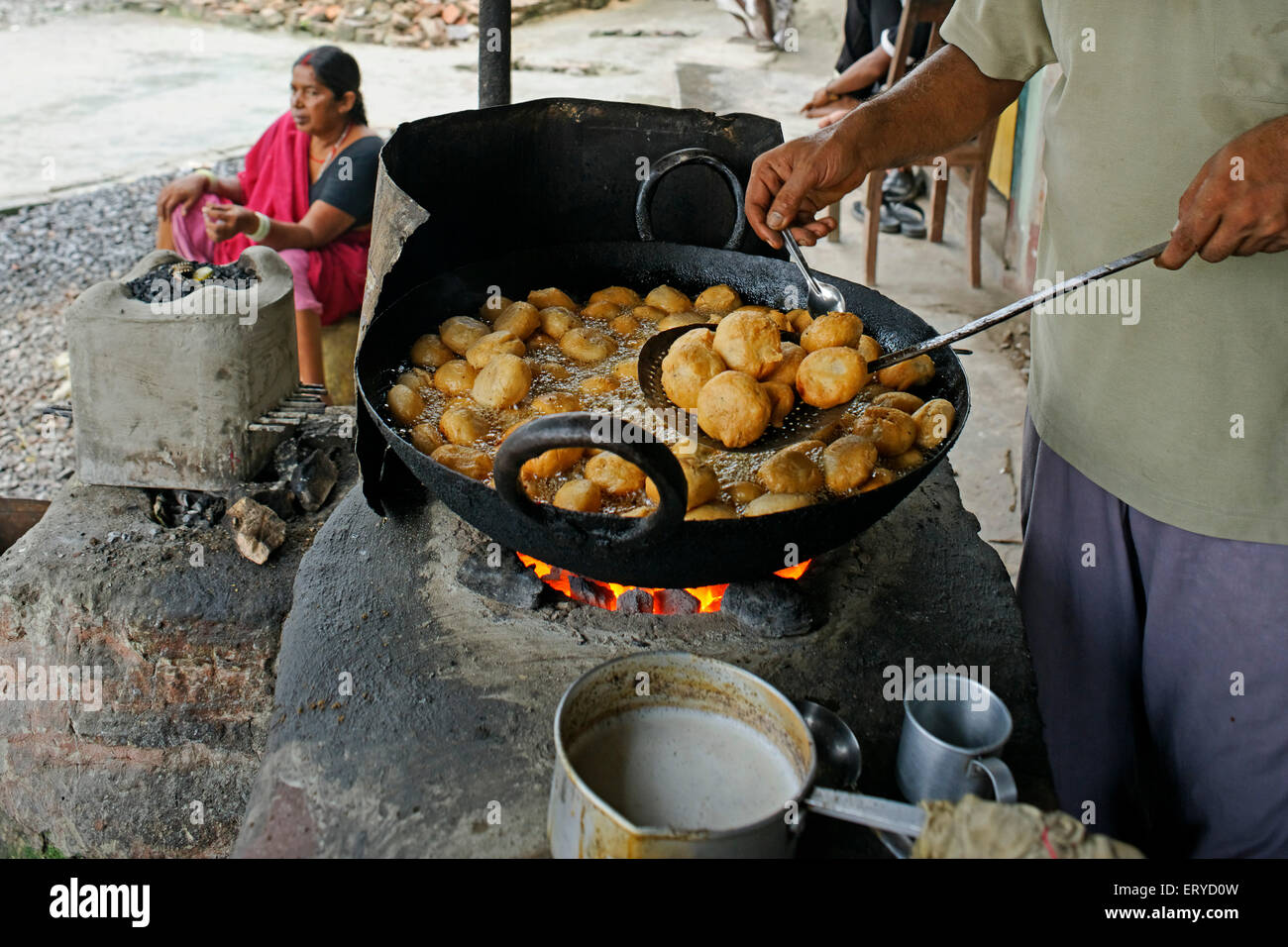 India roadside cooking hi-res stock photography and images - Alamy